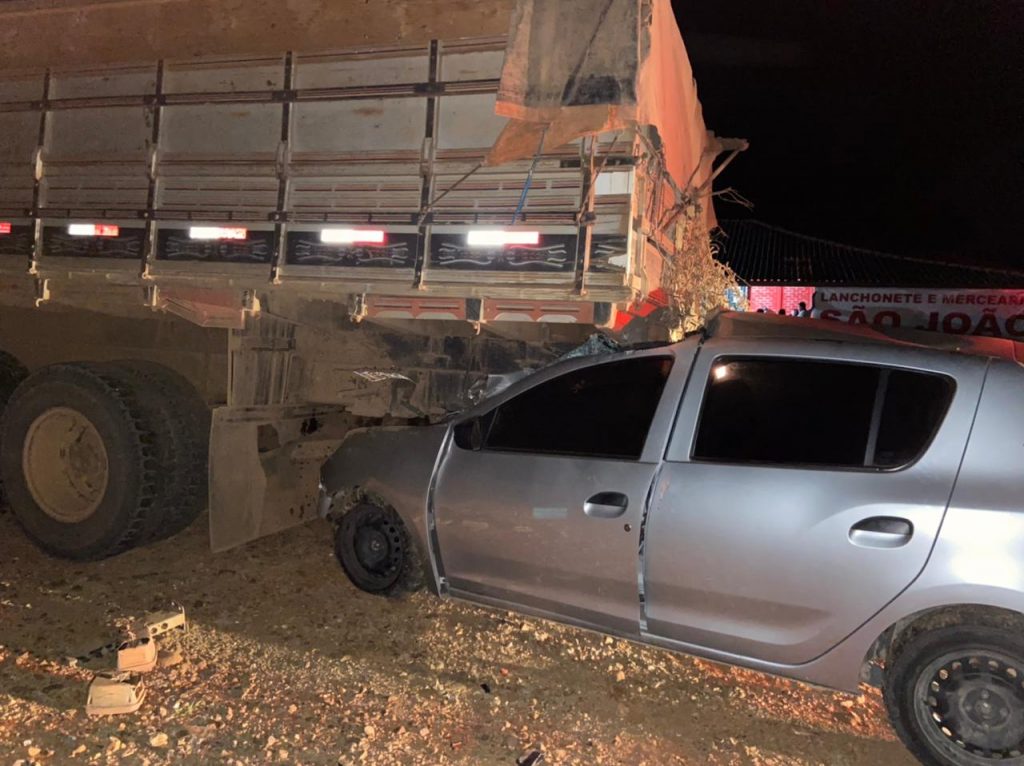 Condutor fica ferido após bater carro na traseira de caminhão na PR 487, em Manoel Ribas ...